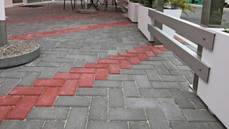 Upotreba behaton ploča pri uređenju eksterijera poslovnih objekata ...